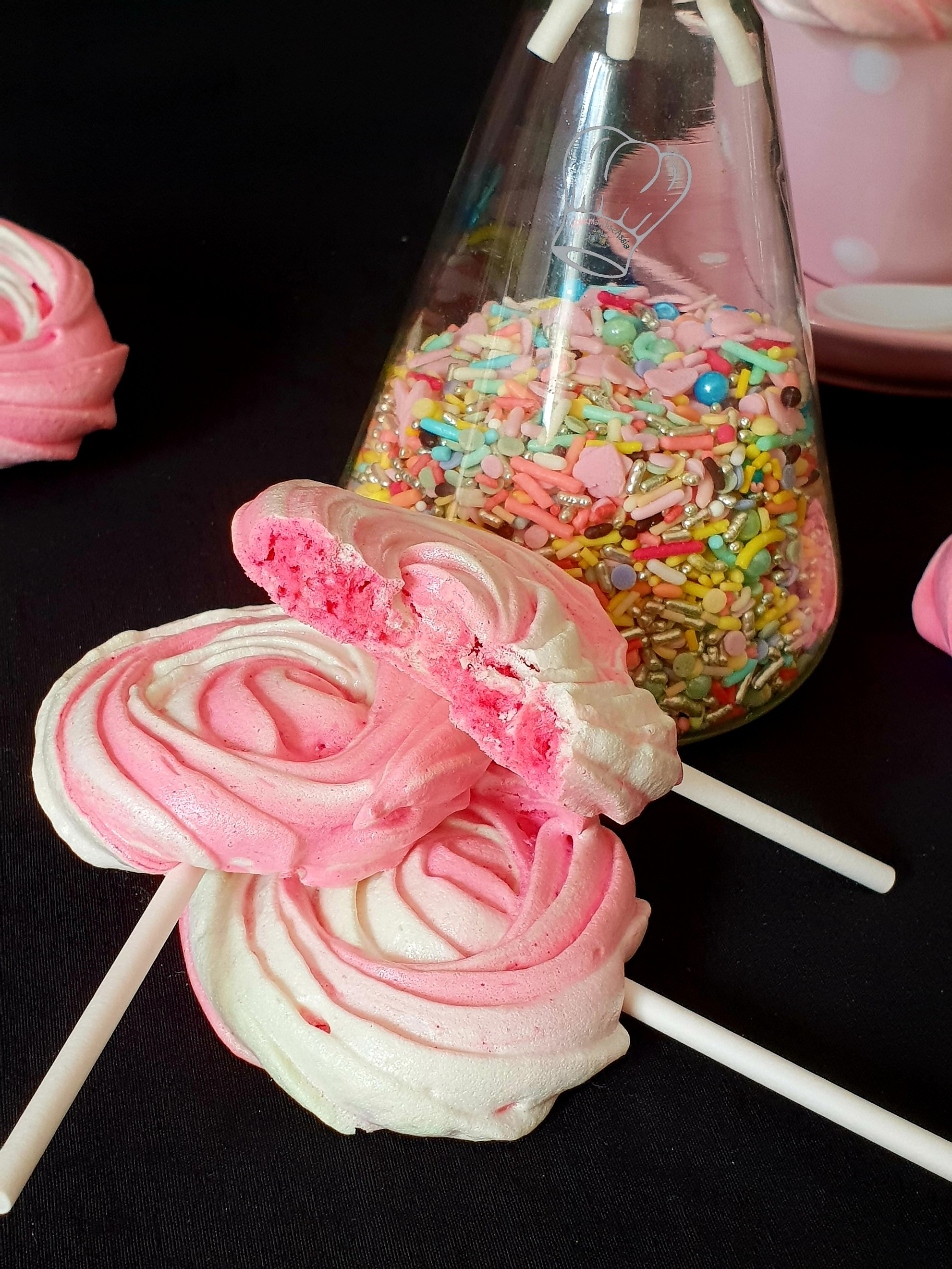 Meringue Rose en Sucette pour Octobre Rose | Gourmandise Assia