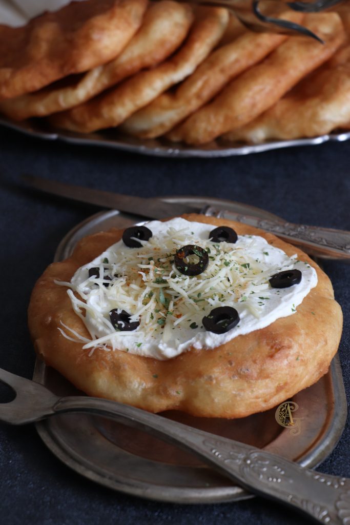 Lángos ou Lángosi ou Langos {Pains Hongrois Frits} | Gourmandise Assia