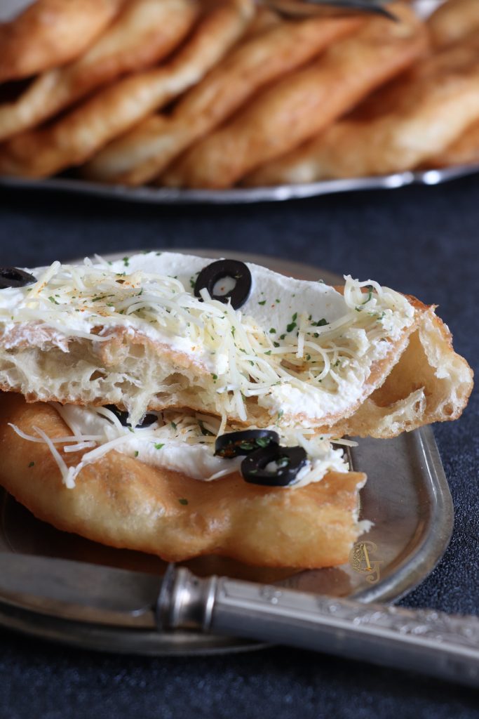 Lángos ou Lángosi ou Langos {Pains Hongrois Frits} | Gourmandise Assia