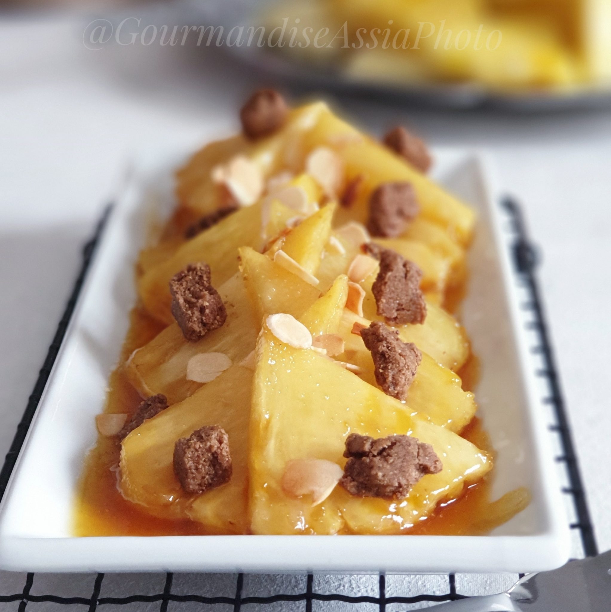 Ananas Caramélisé au Crumble Épicé | Gourmandise Assia